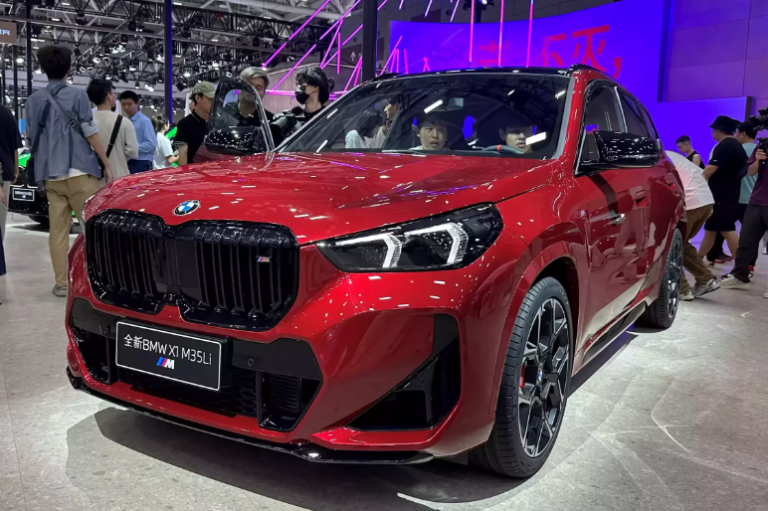 Tu je prvé BMW X1 M35 „Made in China“. SUV v červenej farbe Flame Red ...
