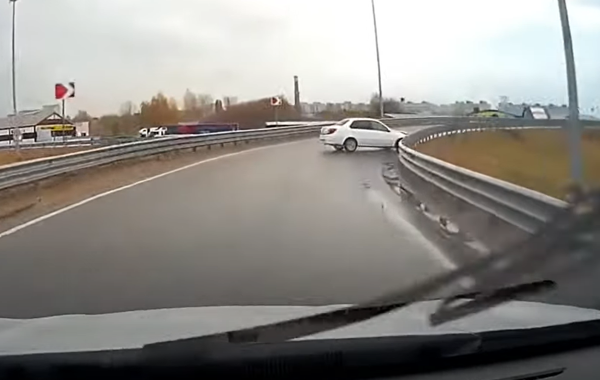 Šmyk na vode. Ako by mal vodič reagovať? - Auto Trendy